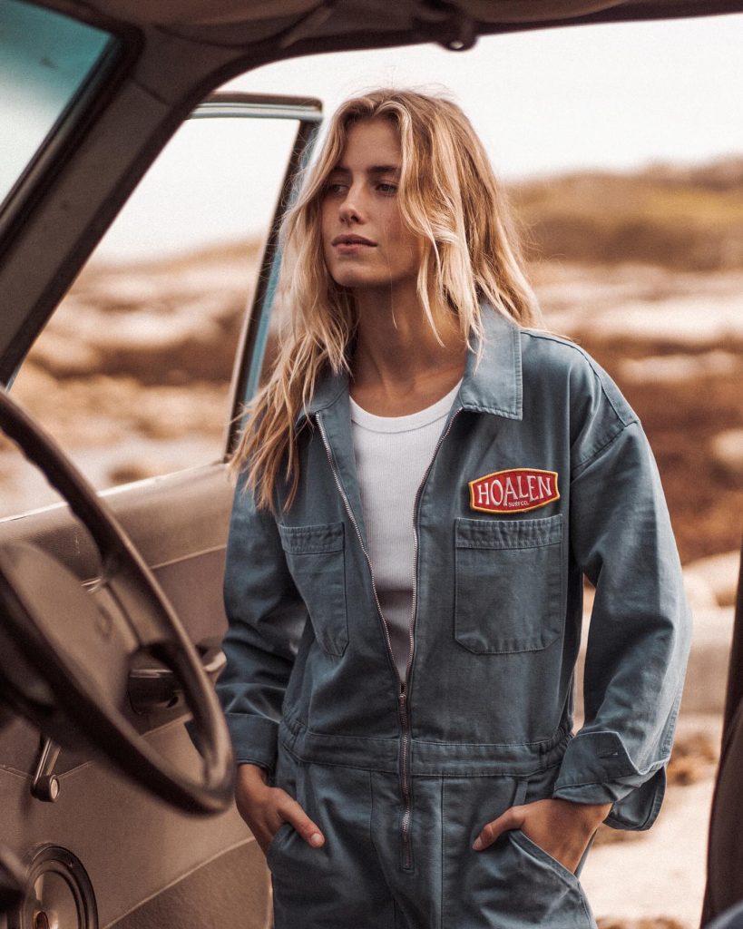 Comment bien choisir et styliser une combinaison en denim